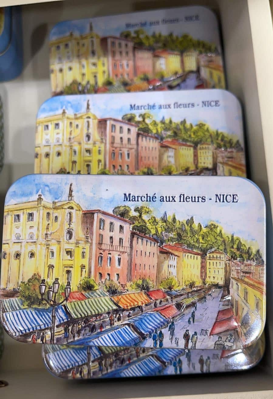 Boite métallique vide souvenir de Nice et la chaise bleue – Maison Canel
