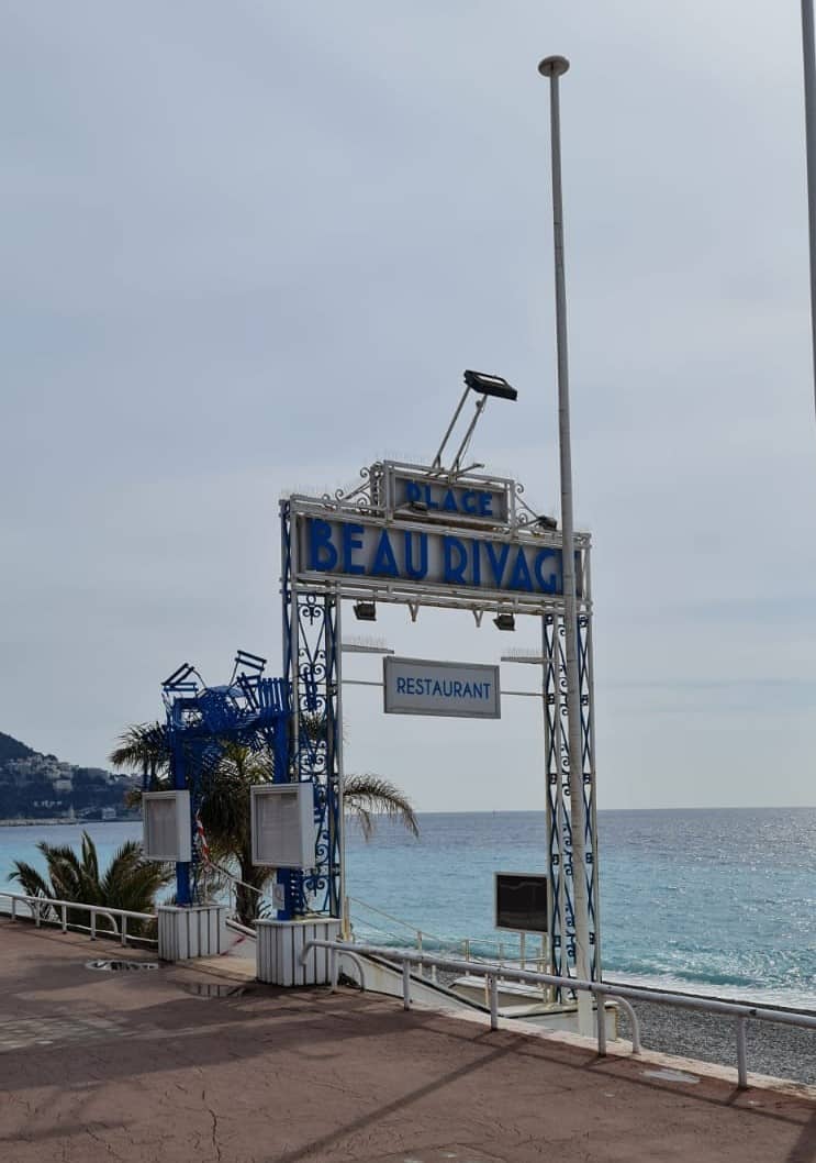 Boite métallique vide souvenir de Nice et la chaise bleue – Maison Canel